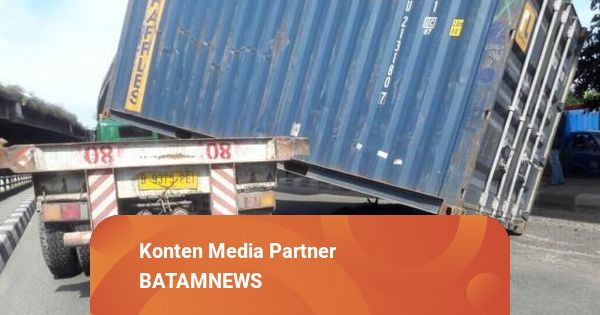 Kontainer Kosong Terlempar di Depan Pintu SPBU Kijang, Ini Penyebabnya | kumparan.com